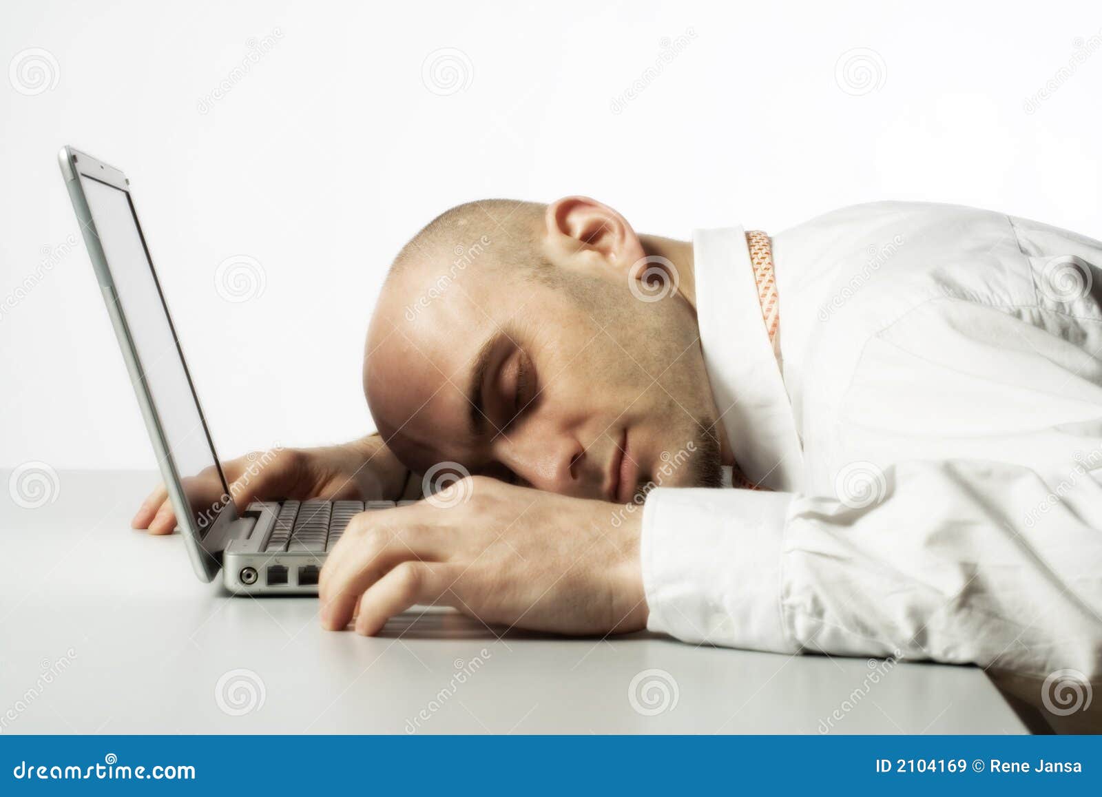 Uomo Che Dorme Sul Computer Portatile Immagine Stock - Immagine di ...