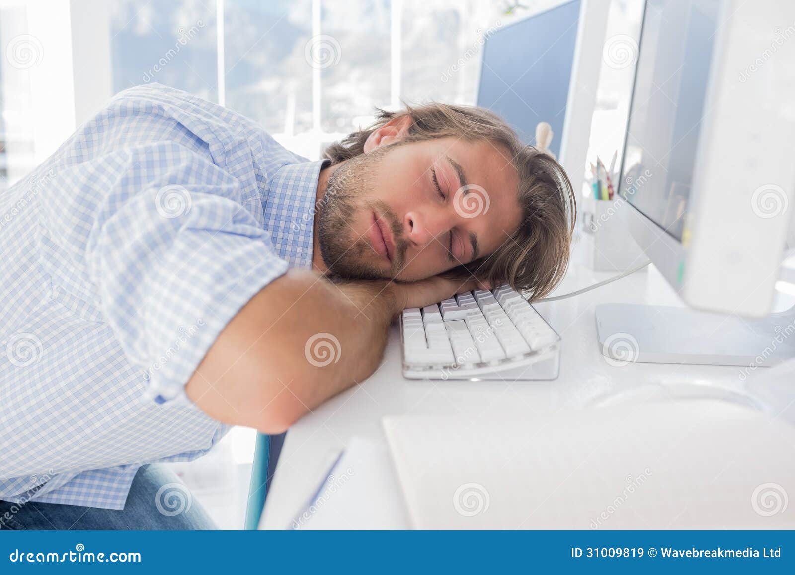 Uomo Che Dorme Sul Suo Scrittorio Immagine Stock - Immagine di interno ...