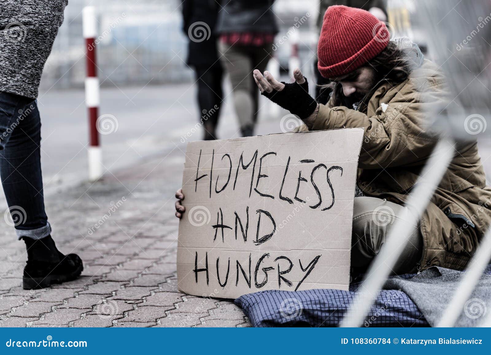 Uomo Che Elemosina Sulla Strada Affollata Fotografia Stock - Immagine ...