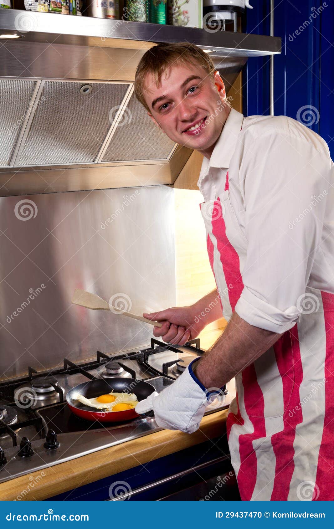 Uomo che frigge le uova fotografia stock. Immagine di estatico - 29437470