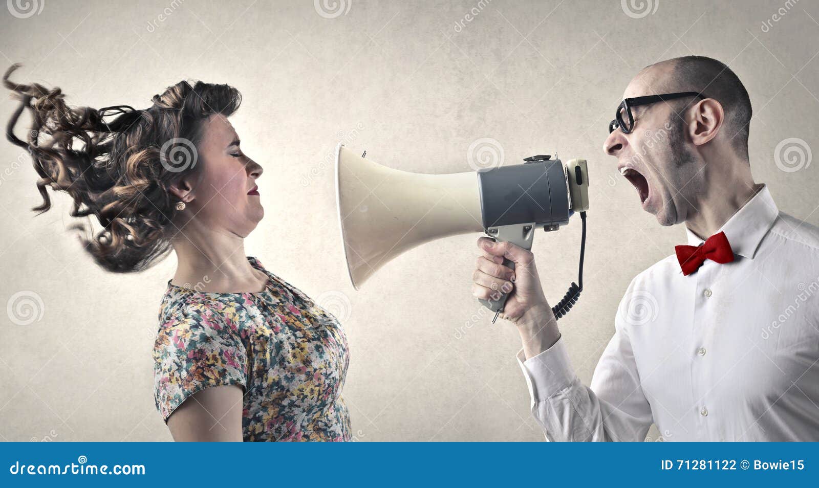Uomo Che Grida Ad Una Donna Fotografia Stock - Immagine di calvo ...