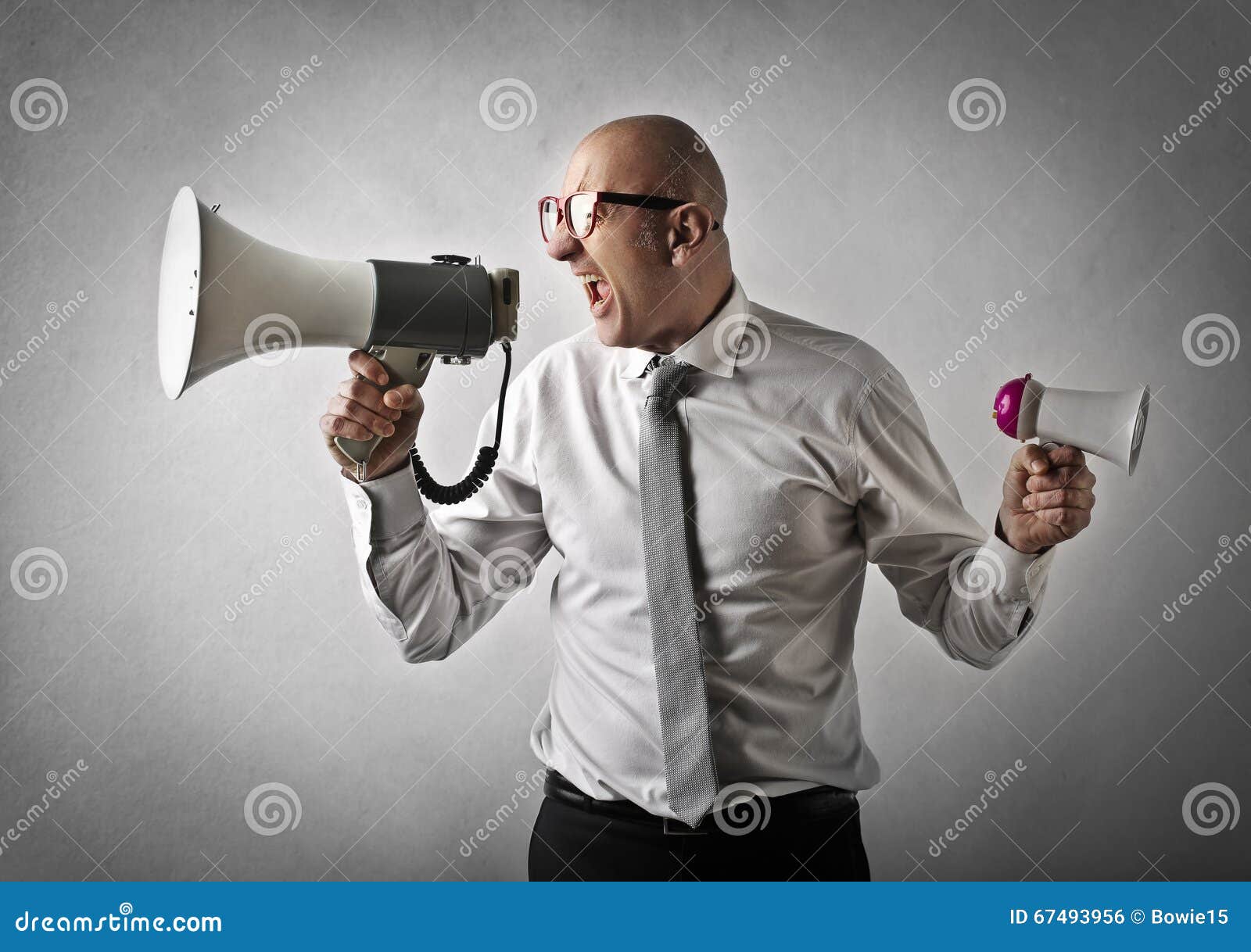 Uomo Che Grida Su Un Altoparlante Fotografia Stock - Immagine di grida ...