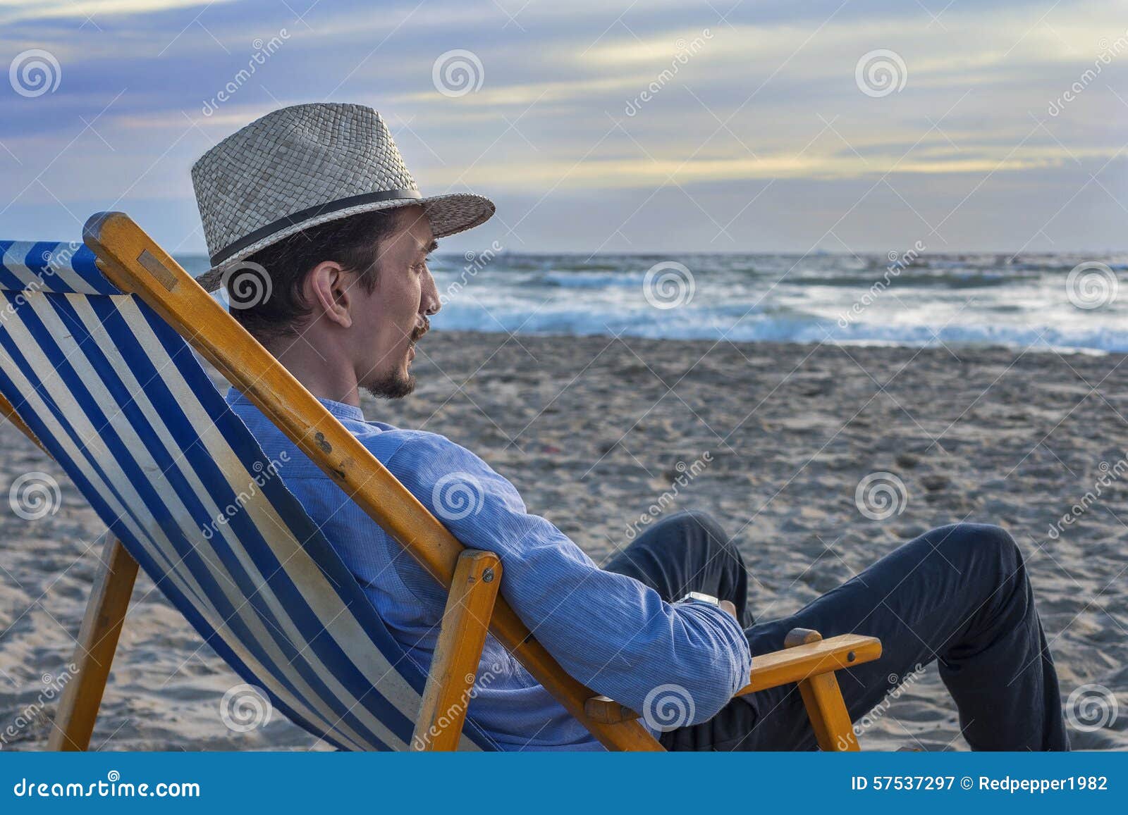Uomo Che Guarda Il Tramonto Alla Spiaggia Immagine Stock - Immagine di ...