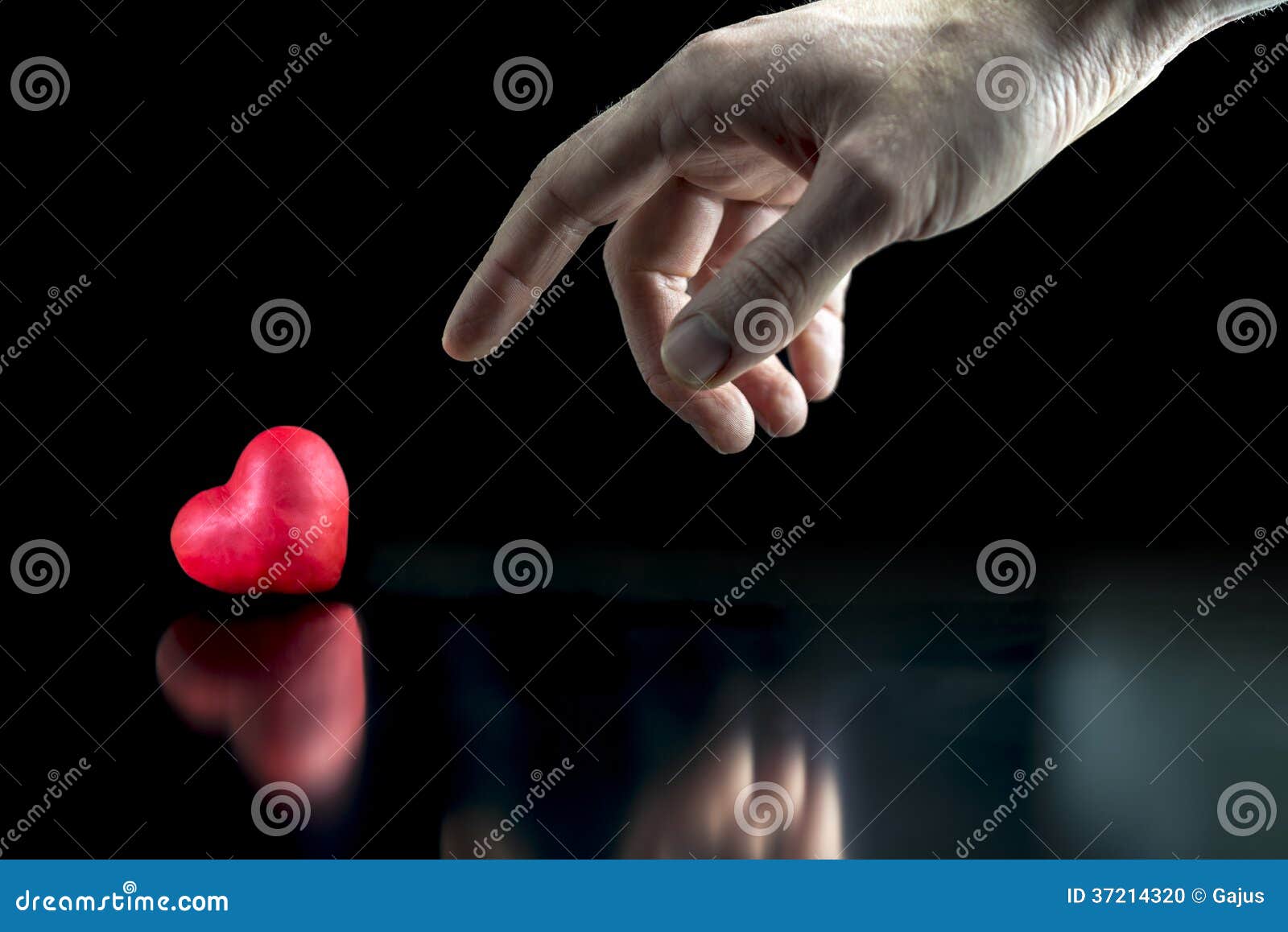 Uomo Che Indica Un Cuore Rosso Fotografia Stock - Immagine di ...