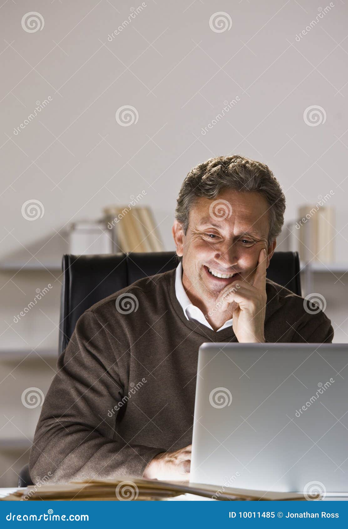 Uomo Che Lavora Al Computer Portatile Immagine Stock - Immagine di ...