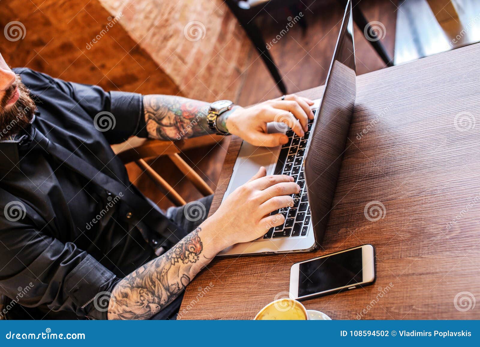 Uomo Che Lavora Al Computer Portatile Fotografia Stock - Immagine di ...