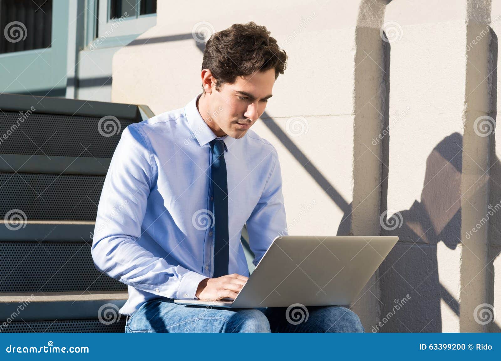 Uomo Che Lavora Al Computer Portatile Fotografia Stock - Immagine di ...