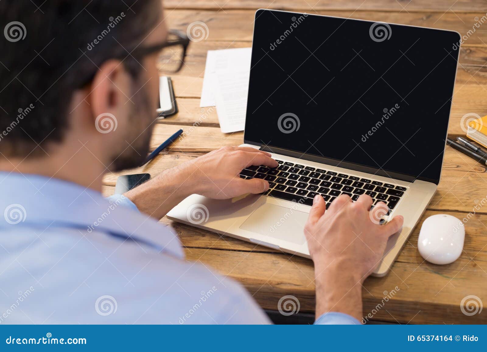 Uomo Che Lavora Al Computer Portatile Fotografia Stock - Immagine di ...