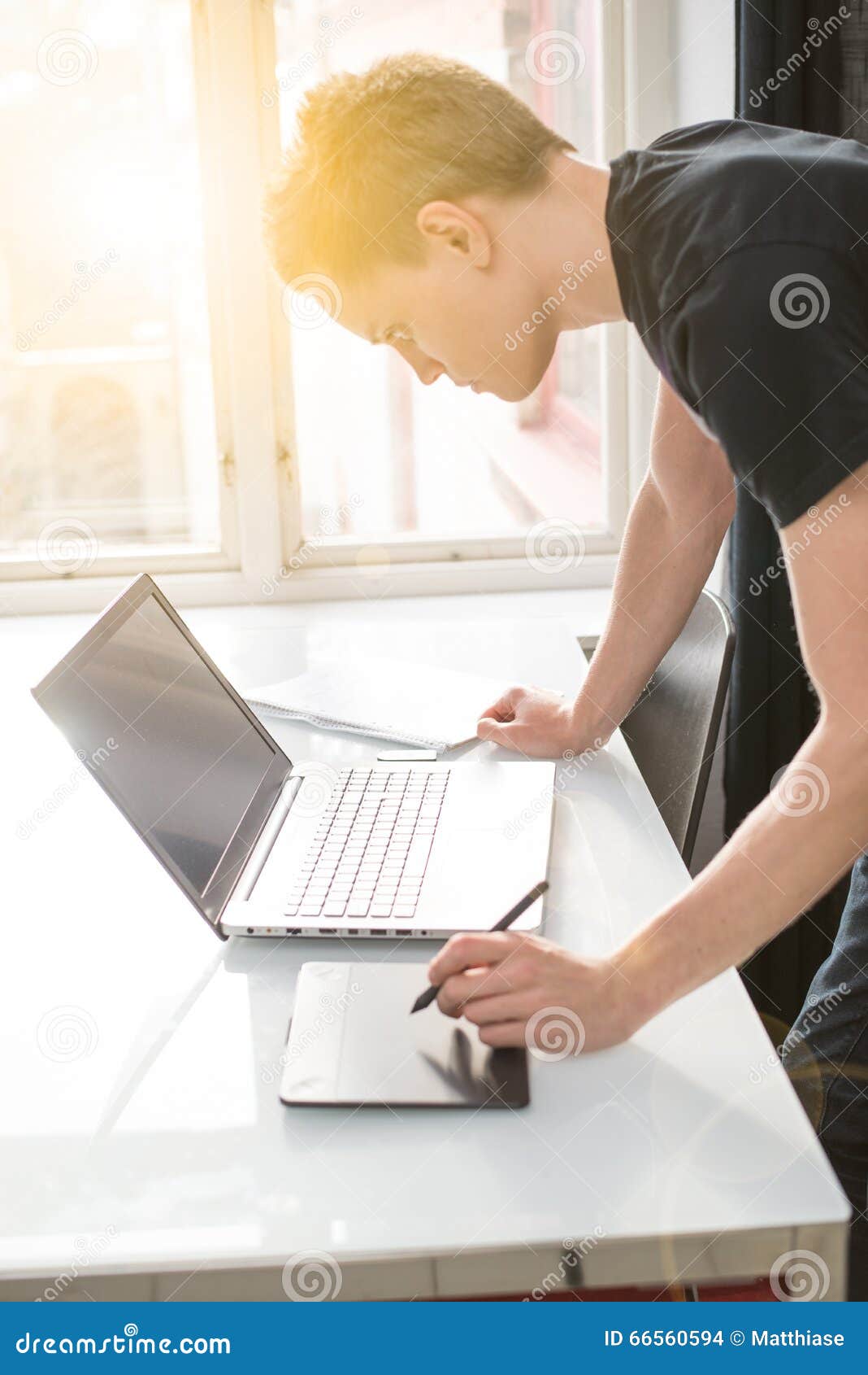 Uomo Che Lavora Al Computer Portatile Fotografia Stock - Immagine di ...