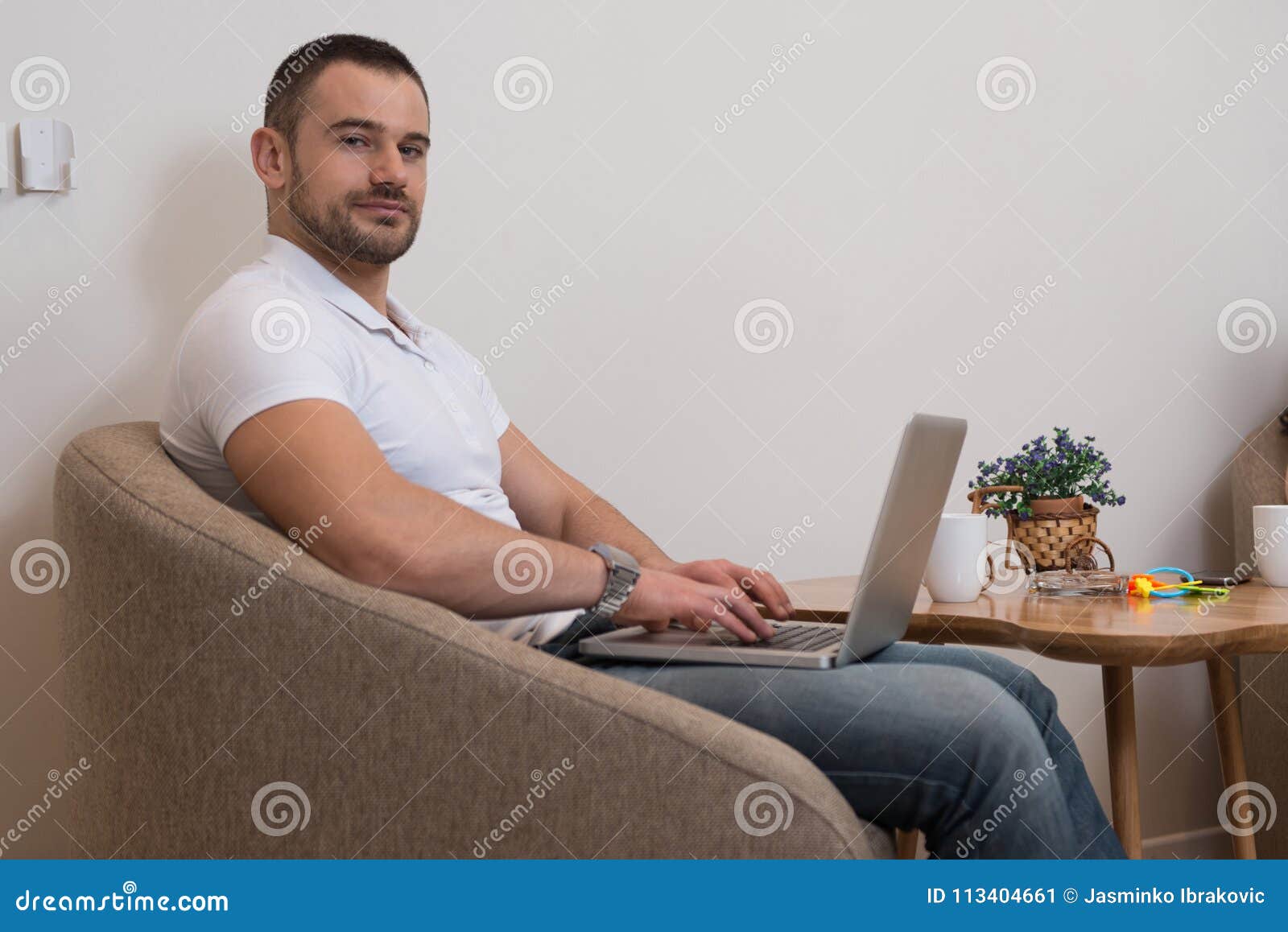 Uomo Che Lavora Al Computer Portatile Nel Paese Immagine Stock ...