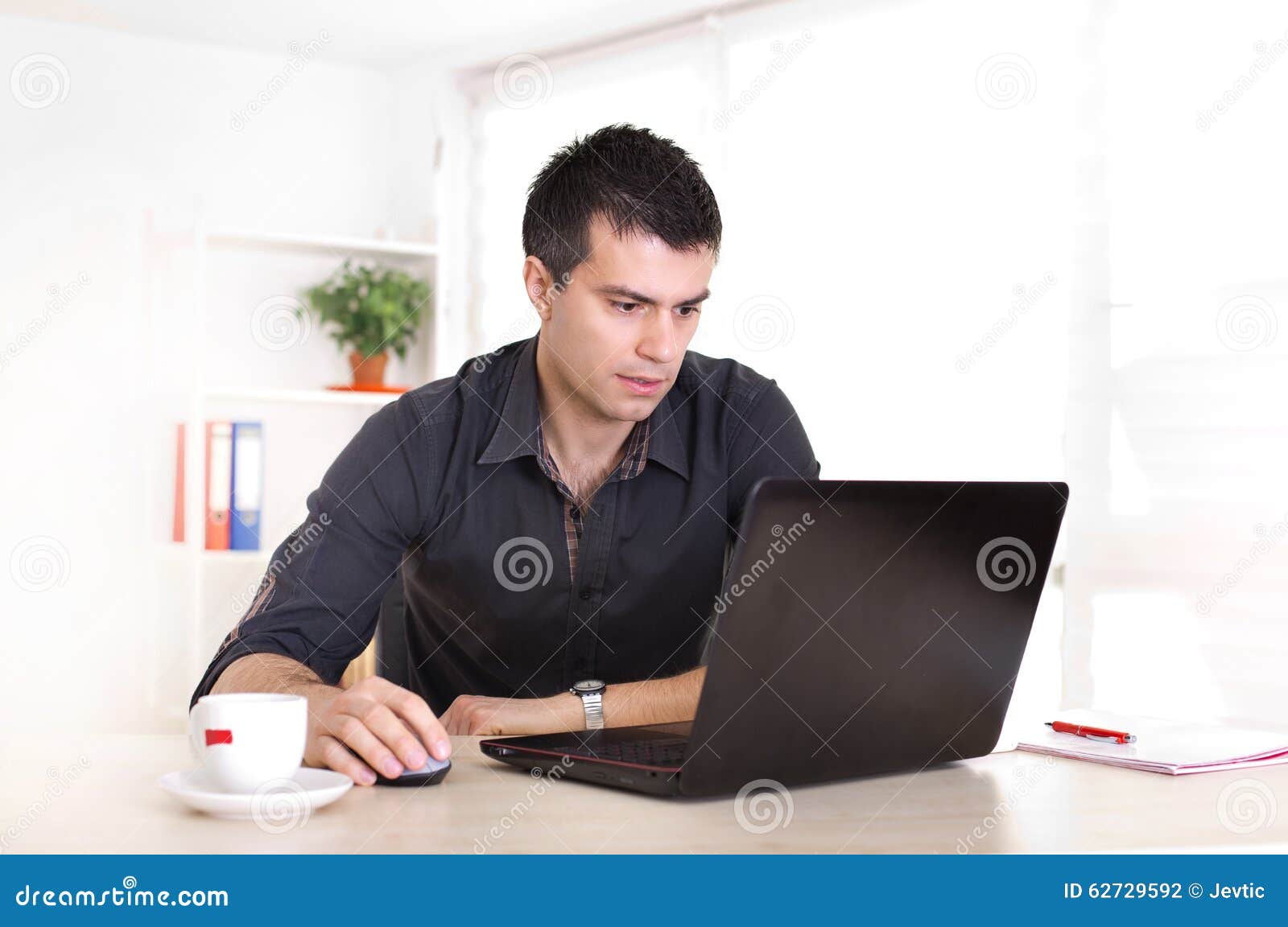 Uomo Che Lavora Al Computer Portatile Nell'ufficio Fotografia Stock ...