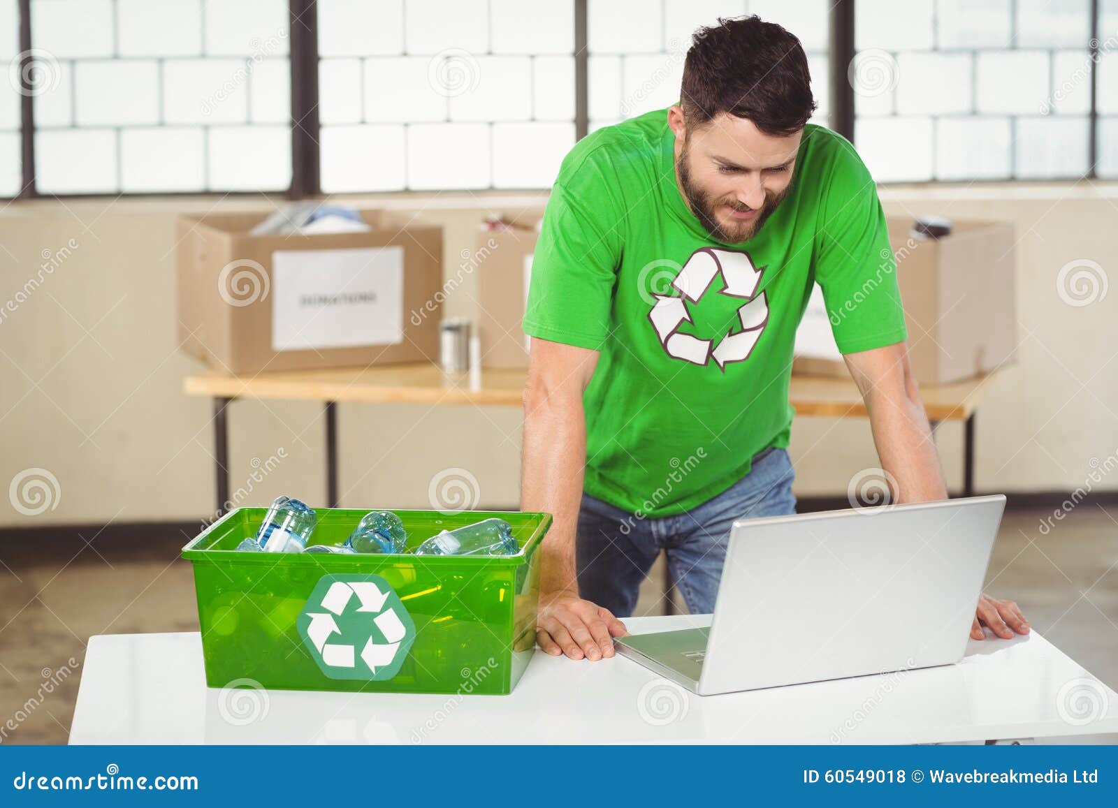 Uomo Che Lavora Al Computer Portatile in Ufficio Fotografia Stock ...