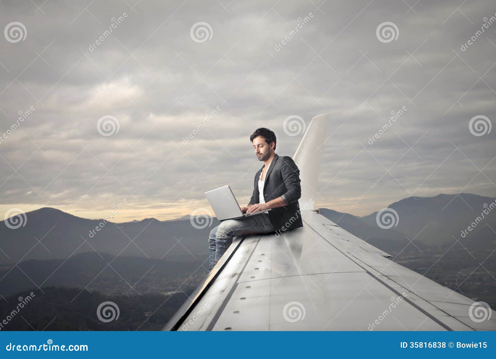 Uomo Che Lavora Al Suo Computer Portatile Fotografia Stock - Immagine ...