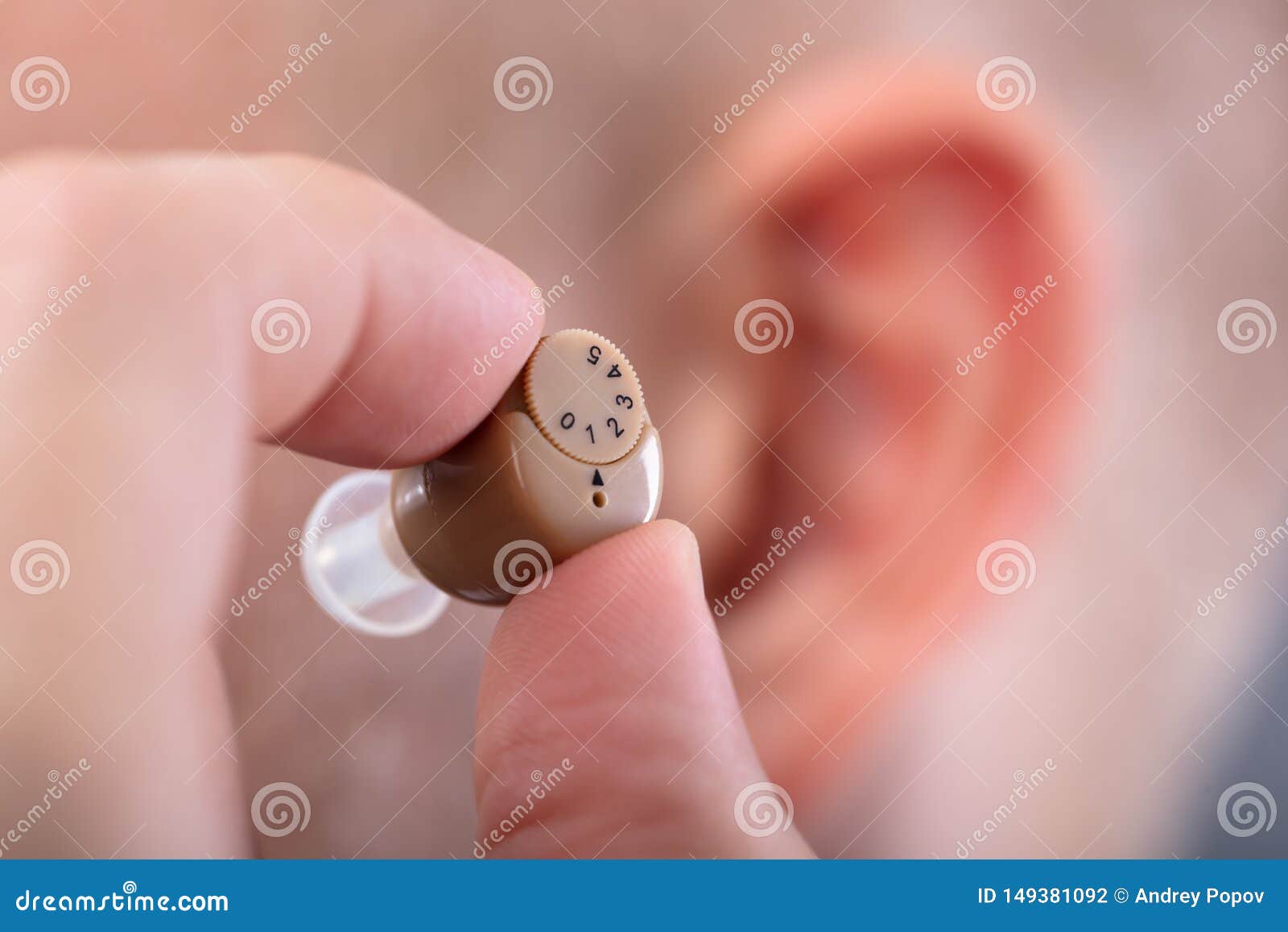 Uomo Che Mette La Protesi Acustica in Suo Orecchio Fotografia Stock ... Uomo Che Mette La Protesi Acustica in Suo Orecchio Fotografia Stock ...