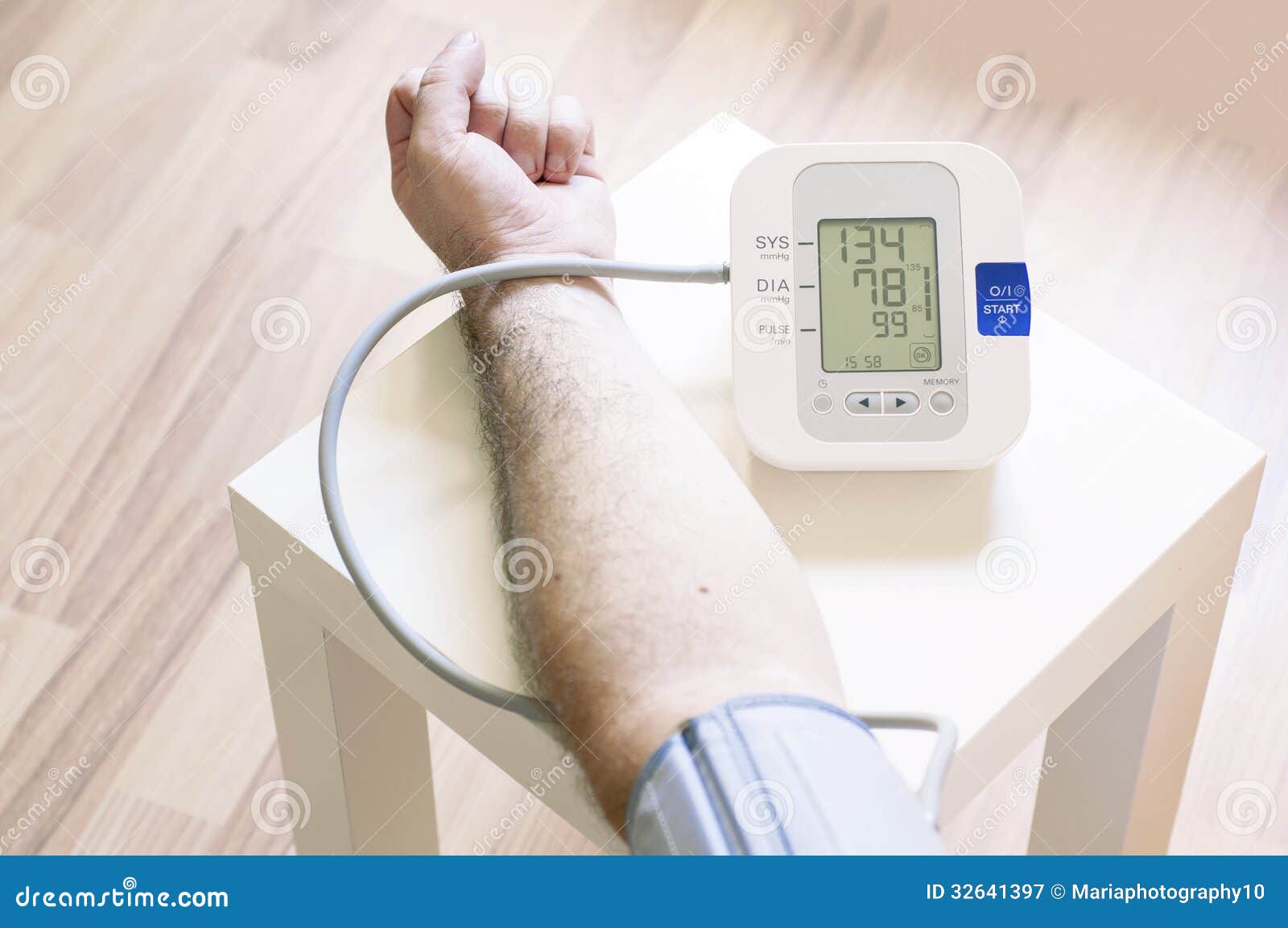 Uomo Che Misura La Sua Pressione Sanguigna Immagine Stock - Immagine di ...