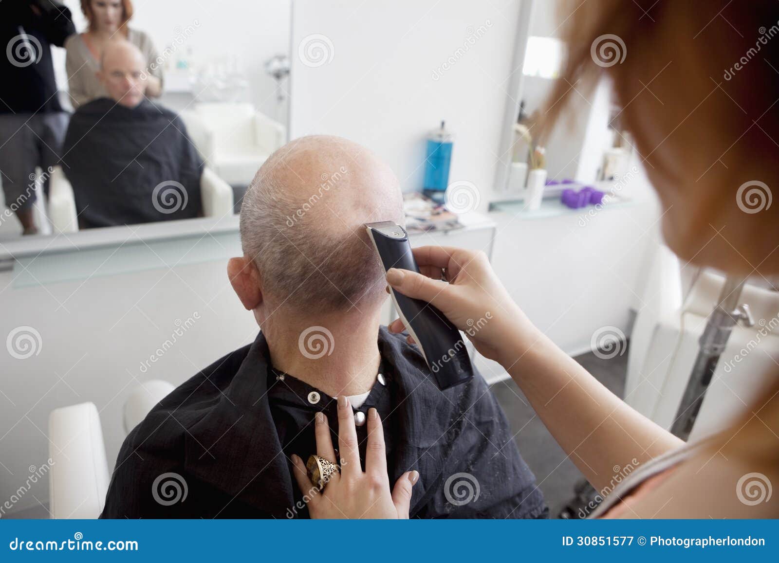 Uomo Che Ottiene La Sua Testa Rasa in Salone Immagine Stock - Immagine ...