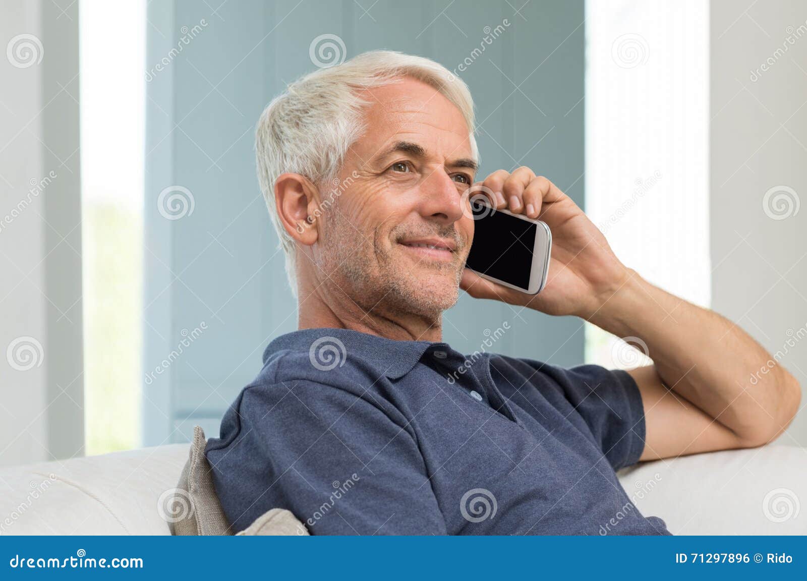 Uomo che parla al telefono fotografia stock. Immagine di ascolti - 71297896 Uomo che parla al telefono fotografia stock. Immagine di ascolti - 71297896