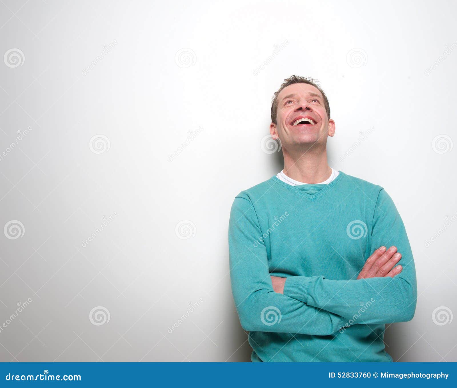 Uomo Che Ride Con Le Armi Attraversate E Cercare Fotografia Stock ...