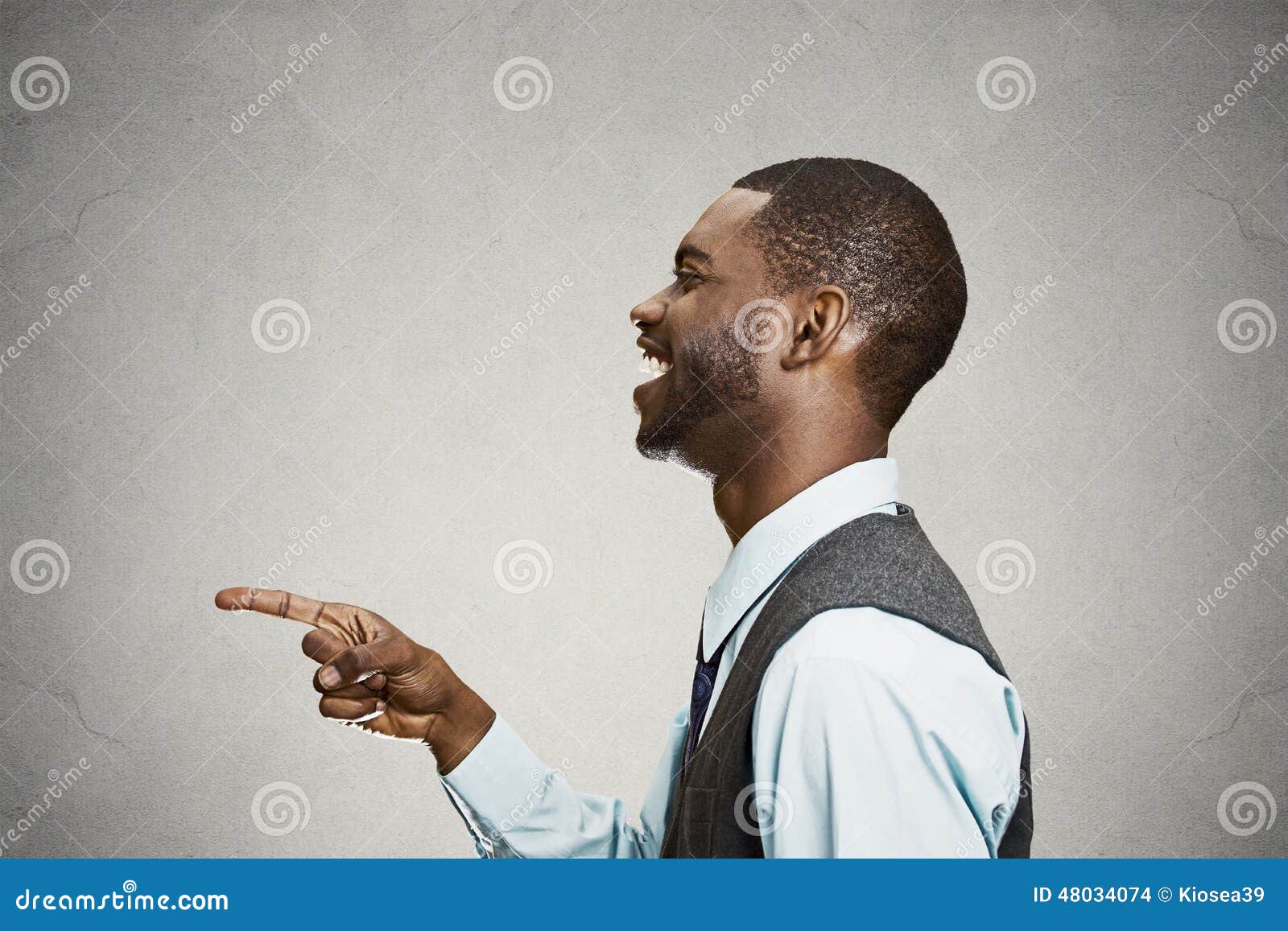 Uomo che ride di qualcuno fotografia stock. Immagine di umore - 48034074