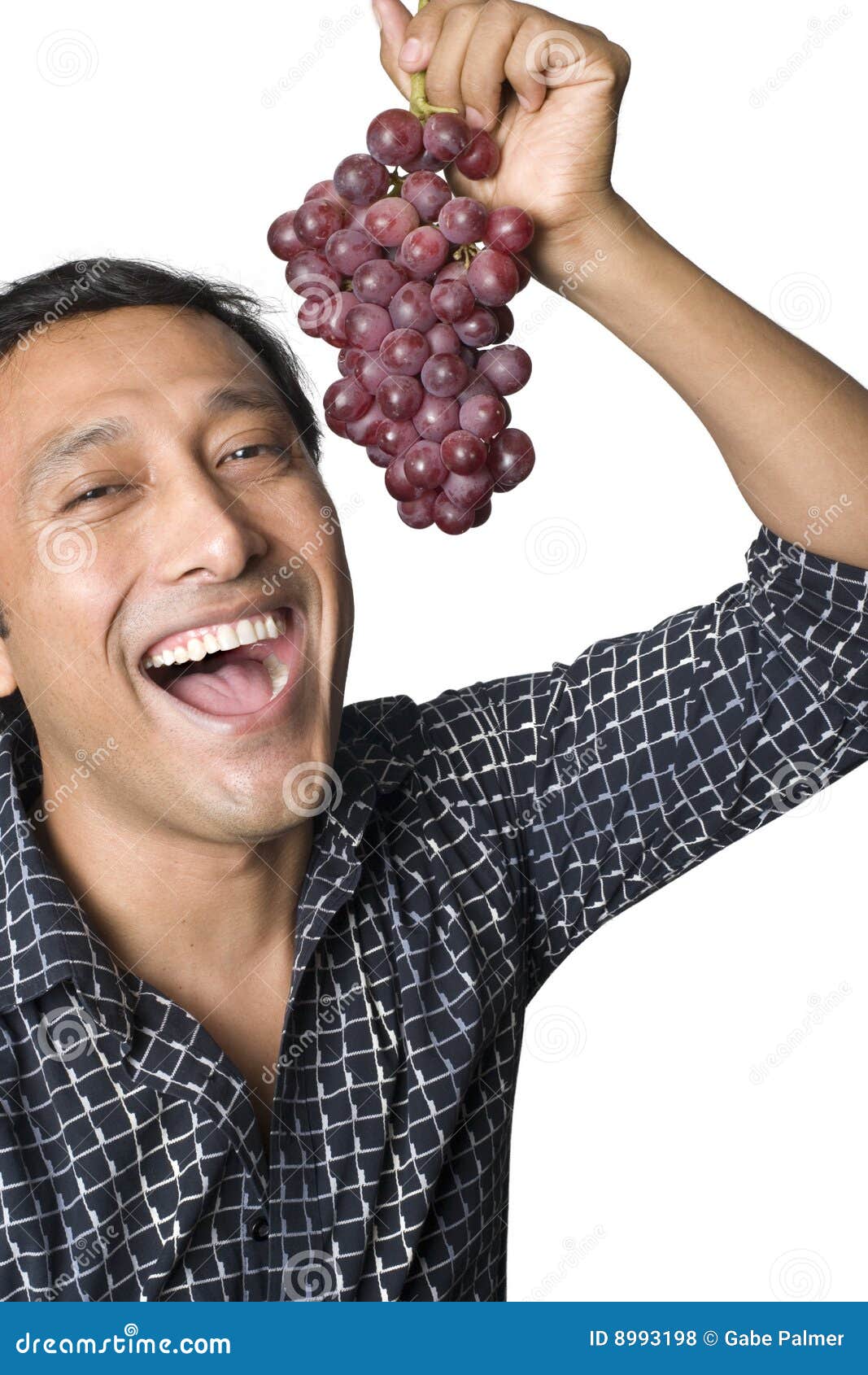 Uomo Che Ride E Che Mangia L'uva Fotografia Stock - Immagine di ...