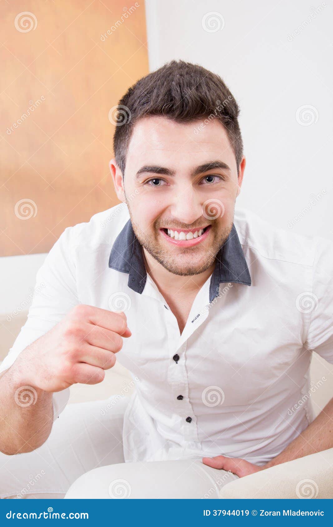 Uomo Che Ride E Che Mostra Il Suo Pugno Immagine Stock - Immagine di ...