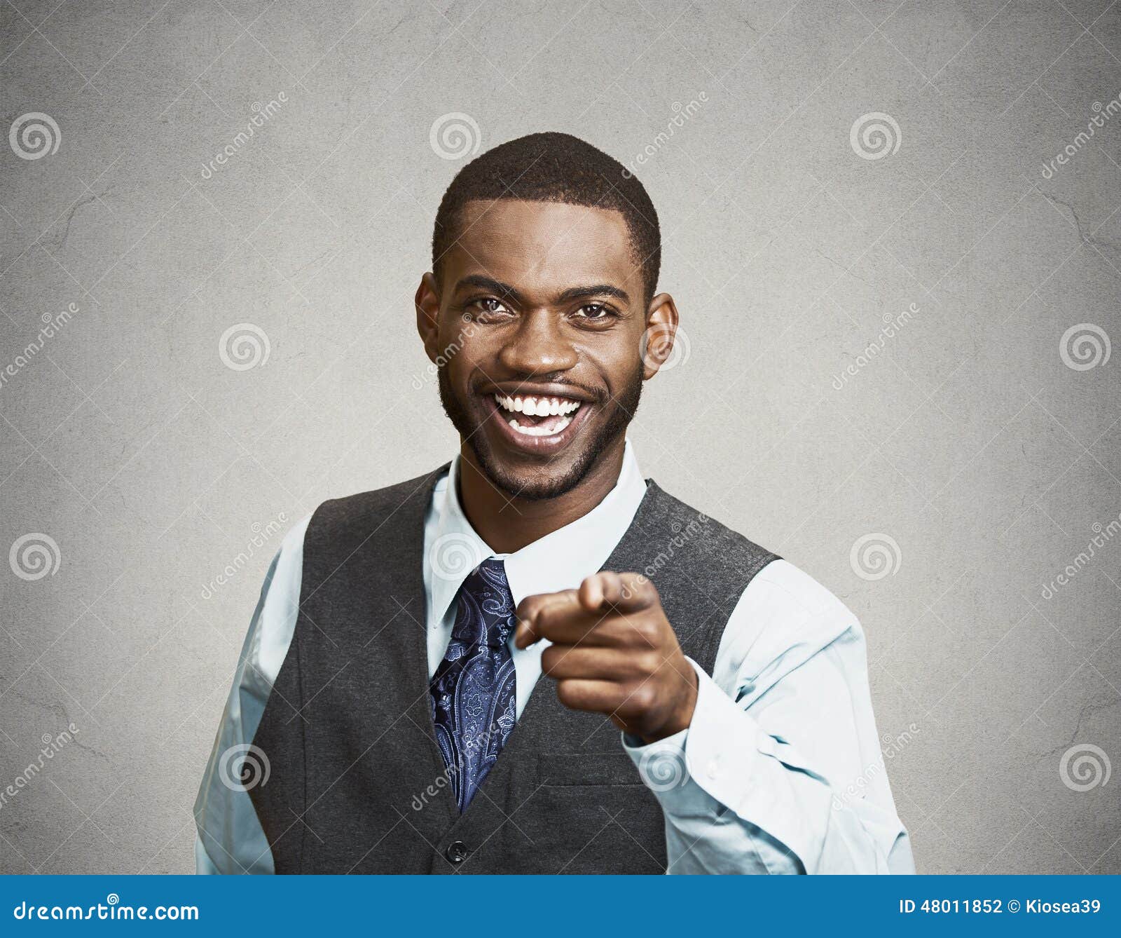 Uomo Che Ride Indicando Dito a Qualcuno Fotografia Stock - Immagine di ...