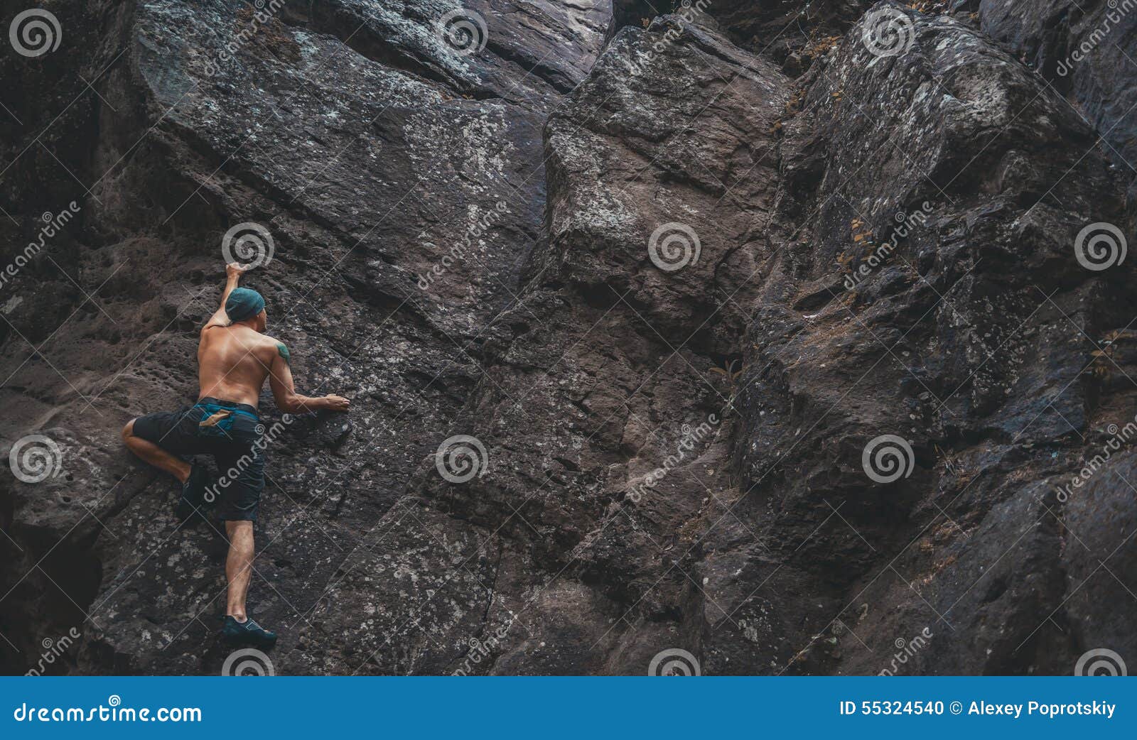 Uomo Che Scala Sulla Roccia Di Pietra Fotografia Stock - Immagine di ...