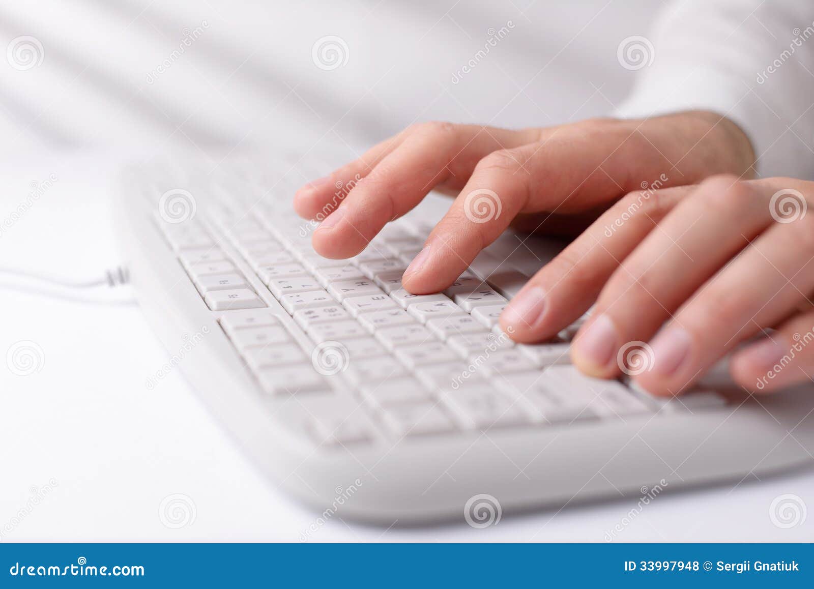 Uomo Che Scrive Su Una Tastiera Di Computer Fotografia Stock - Immagine ...