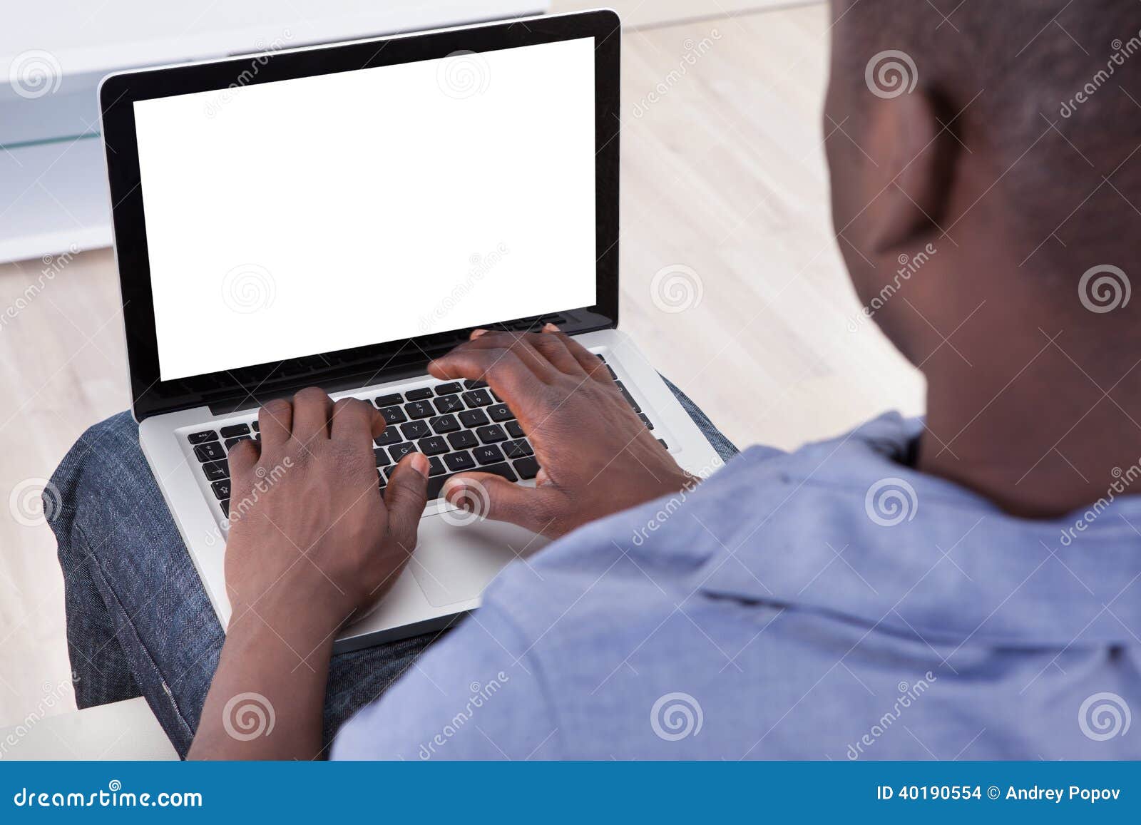 Uomo Che Scrive Sul Computer Portatile Fotografia Stock - Immagine di ...