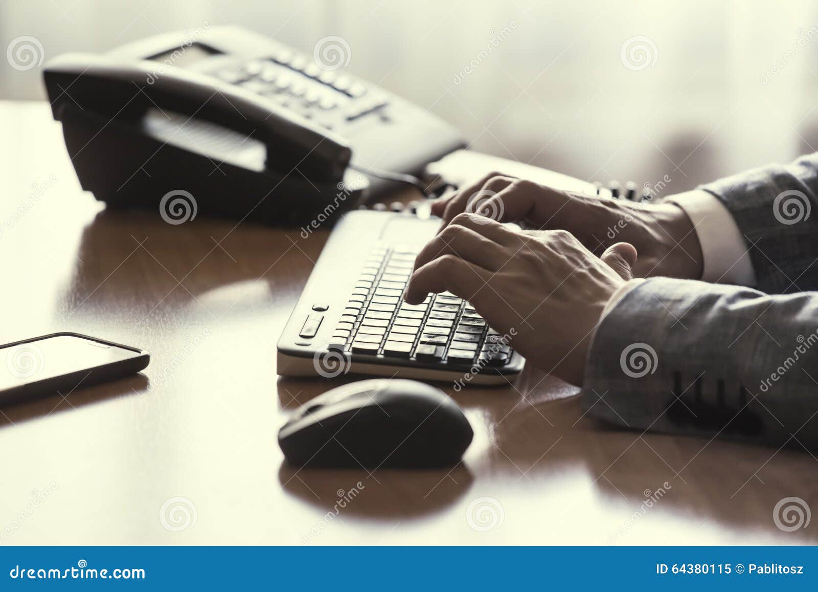 Uomo Che Scrive Sulla Tastiera Immagine Stock - Immagine di bordo ...