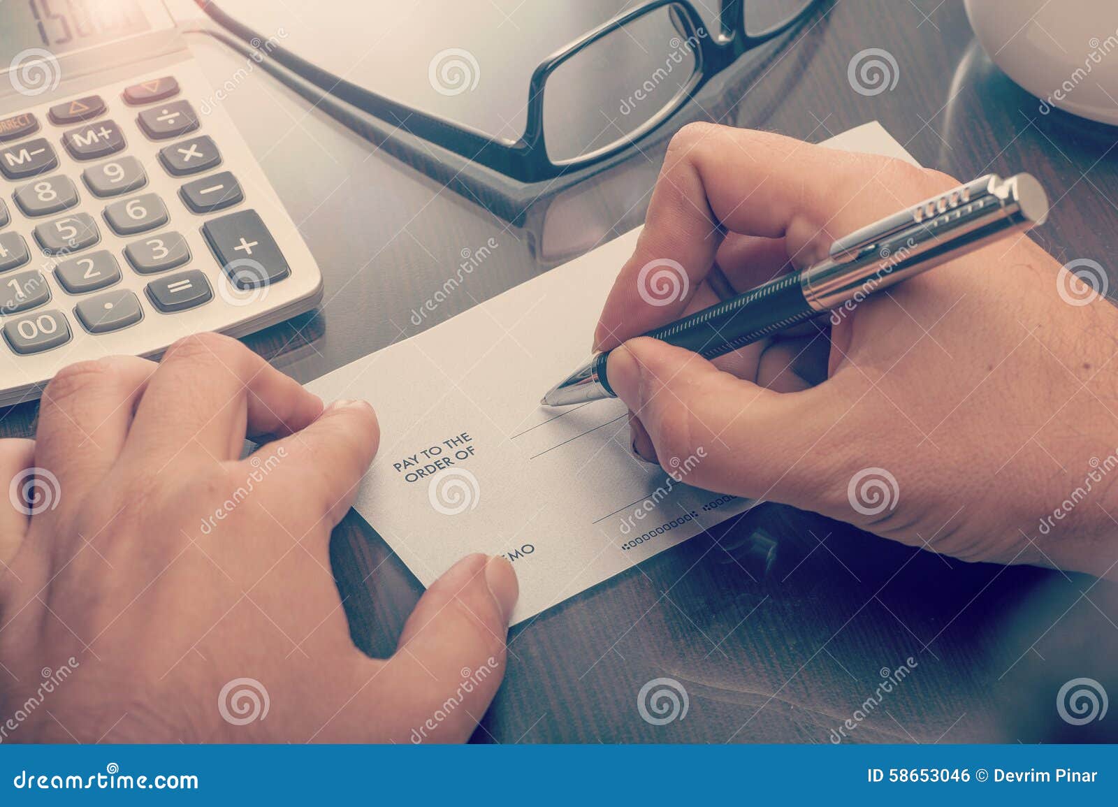 Uomo Che Scrive Un Assegno Di Pagamento Fotografia Stock - Immagine di ...