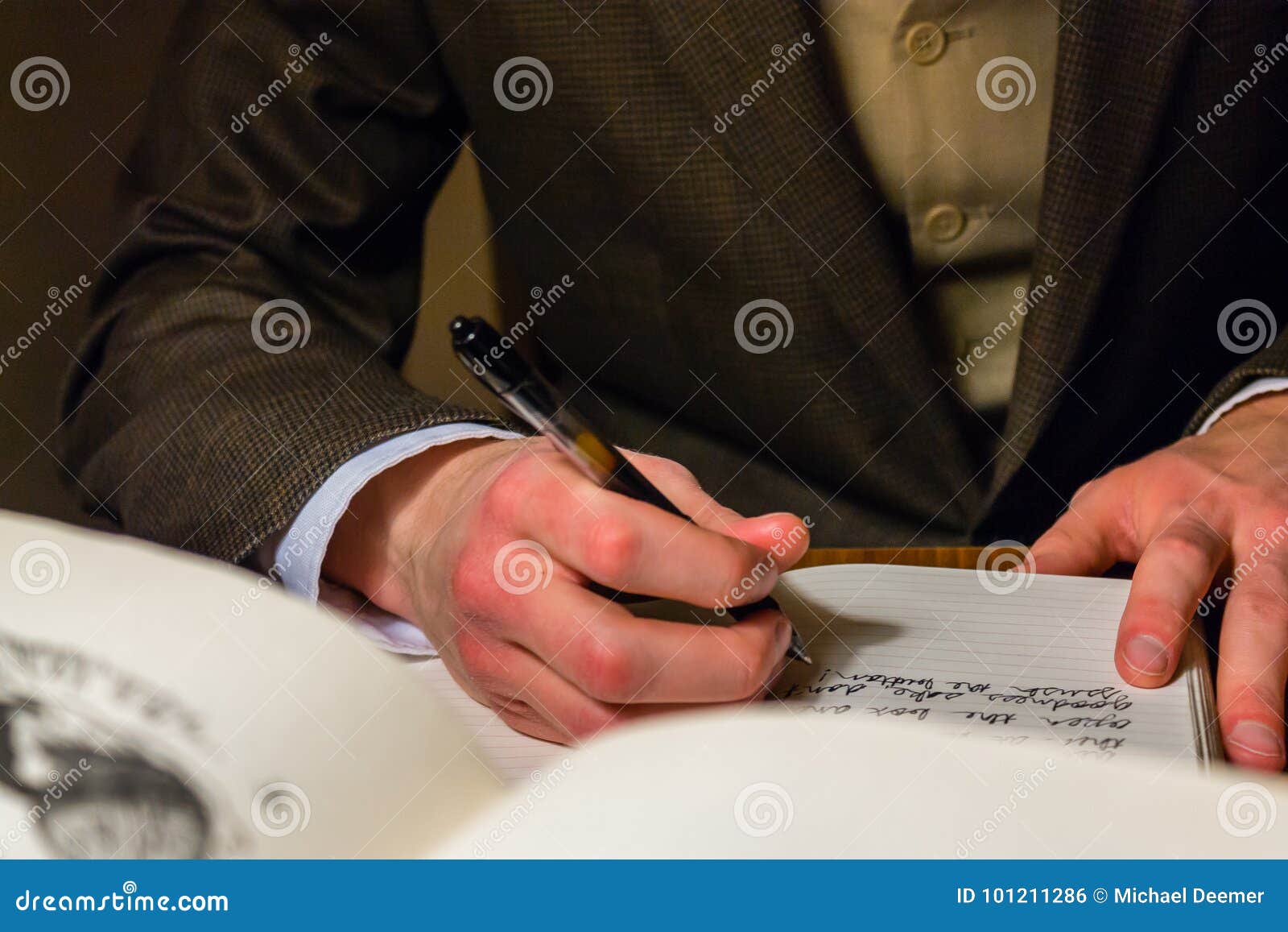 Uomo Che Scrive Una Lettera in Un Giornale Fotografia Editoriale ...