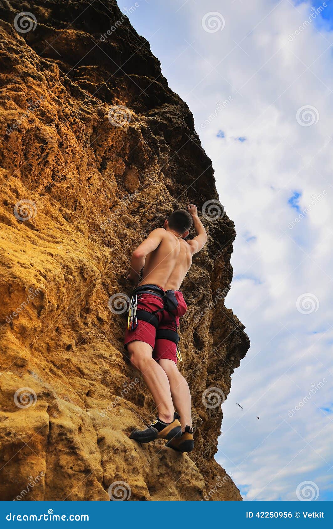 Uomo Che Si Arrampica Sulla Roccia Fotografia Stock - Immagine di ...
