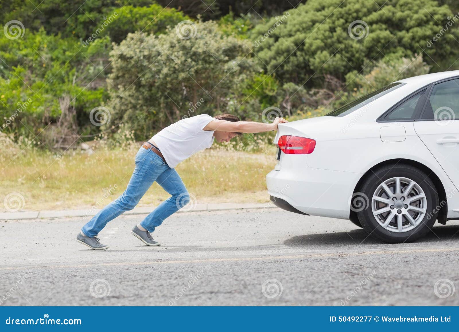 Uomo Che Spinge La Sua Automobile Immagine Stock - Immagine di veicolo ...