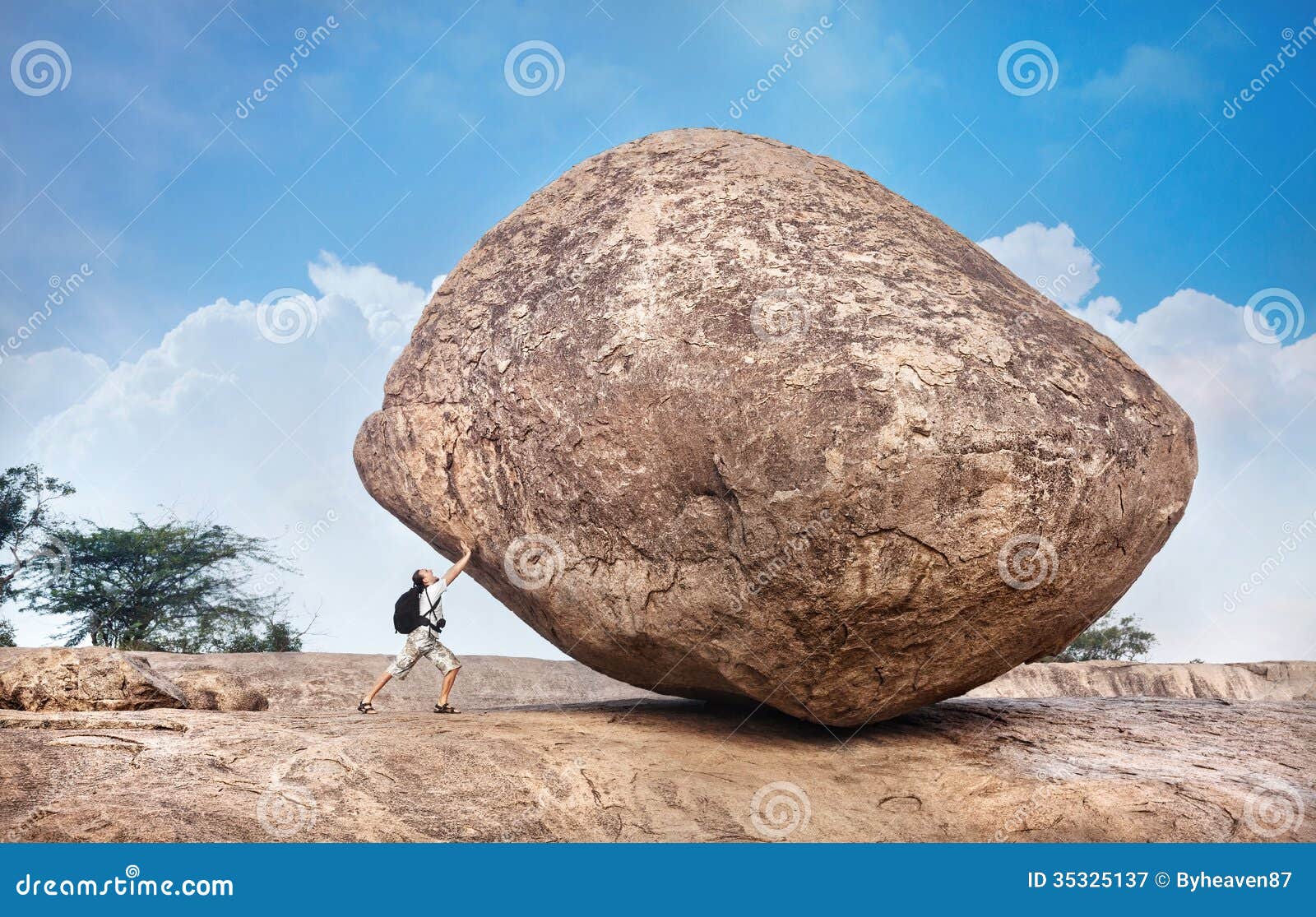 Uomo Che Spinge Una Grande Pietra Immagine Stock - Immagine di duro ...