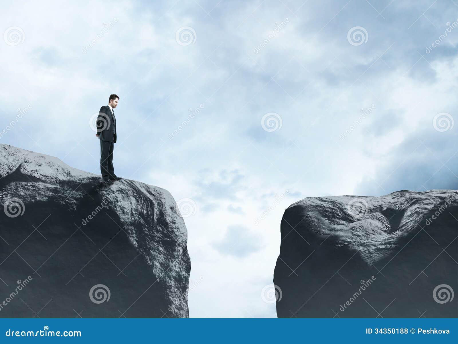 Uomo che sta sulla roccia fotografia stock. Immagine di graduazione ...