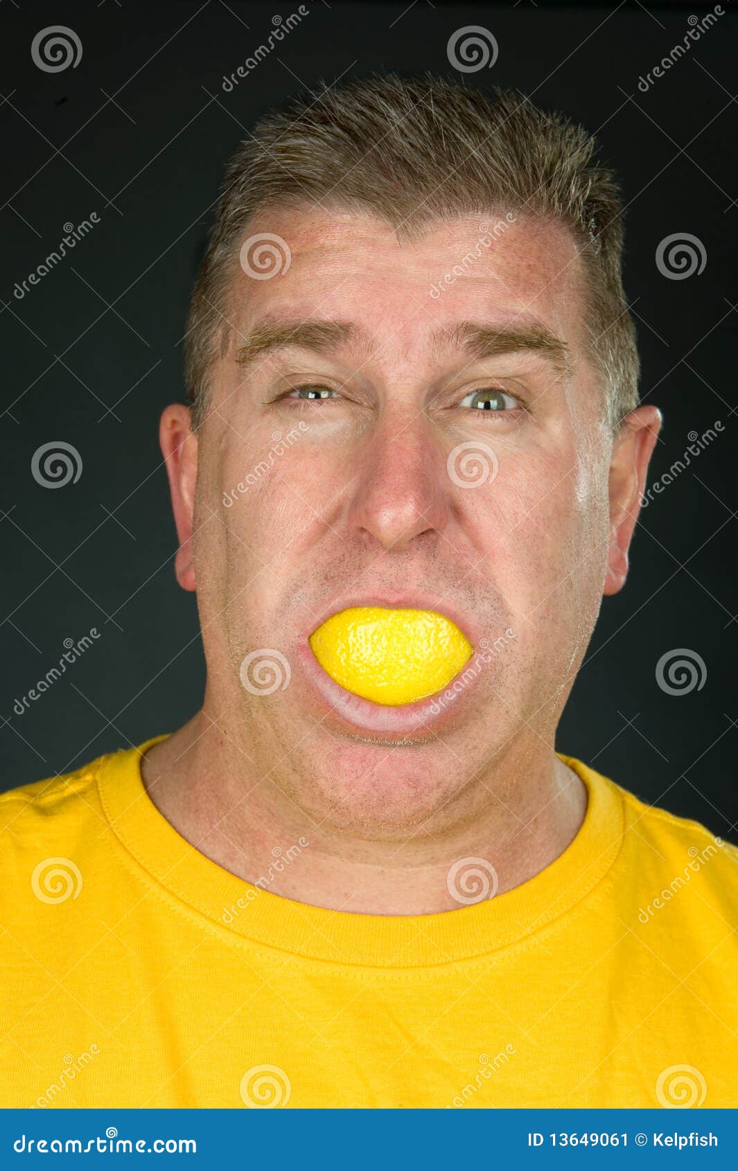 Uomo Che Succhia Sul Limone Immagine Stock - Immagine di occhio, colore ...