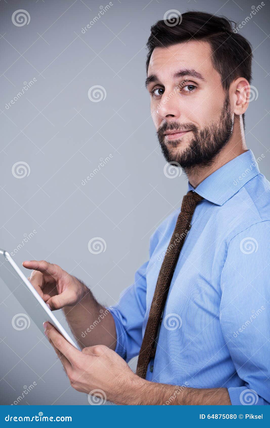 Uomo Che Tiene La Compressa Di Digital Fotografia Stock - Immagine di ...