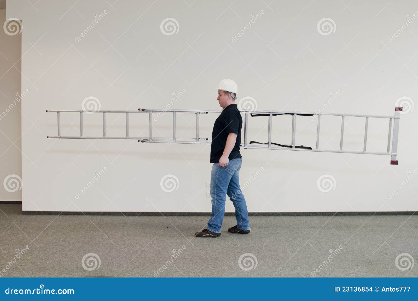 Uomo Che Trasporta Una Scaletta Fotografia Stock - Immagine di metallo ...