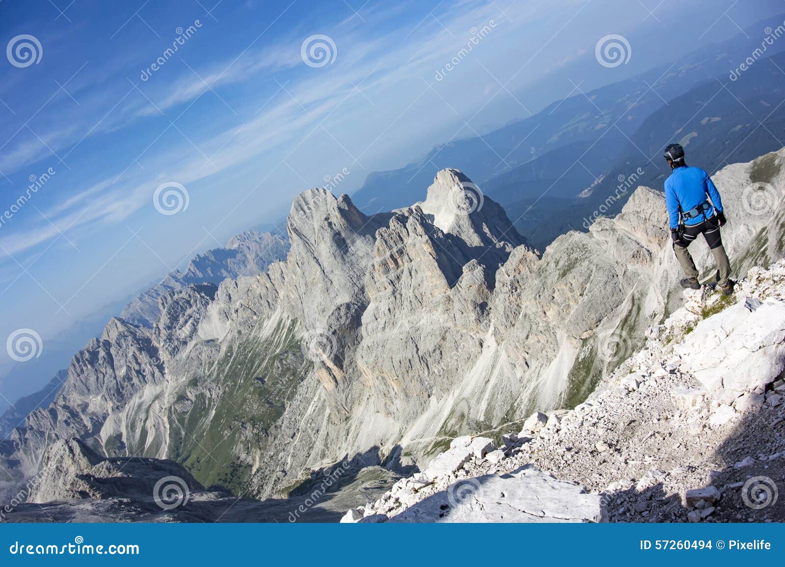 Uomo in cima alla montagna fotografia stock. Immagine di parco - 57260494