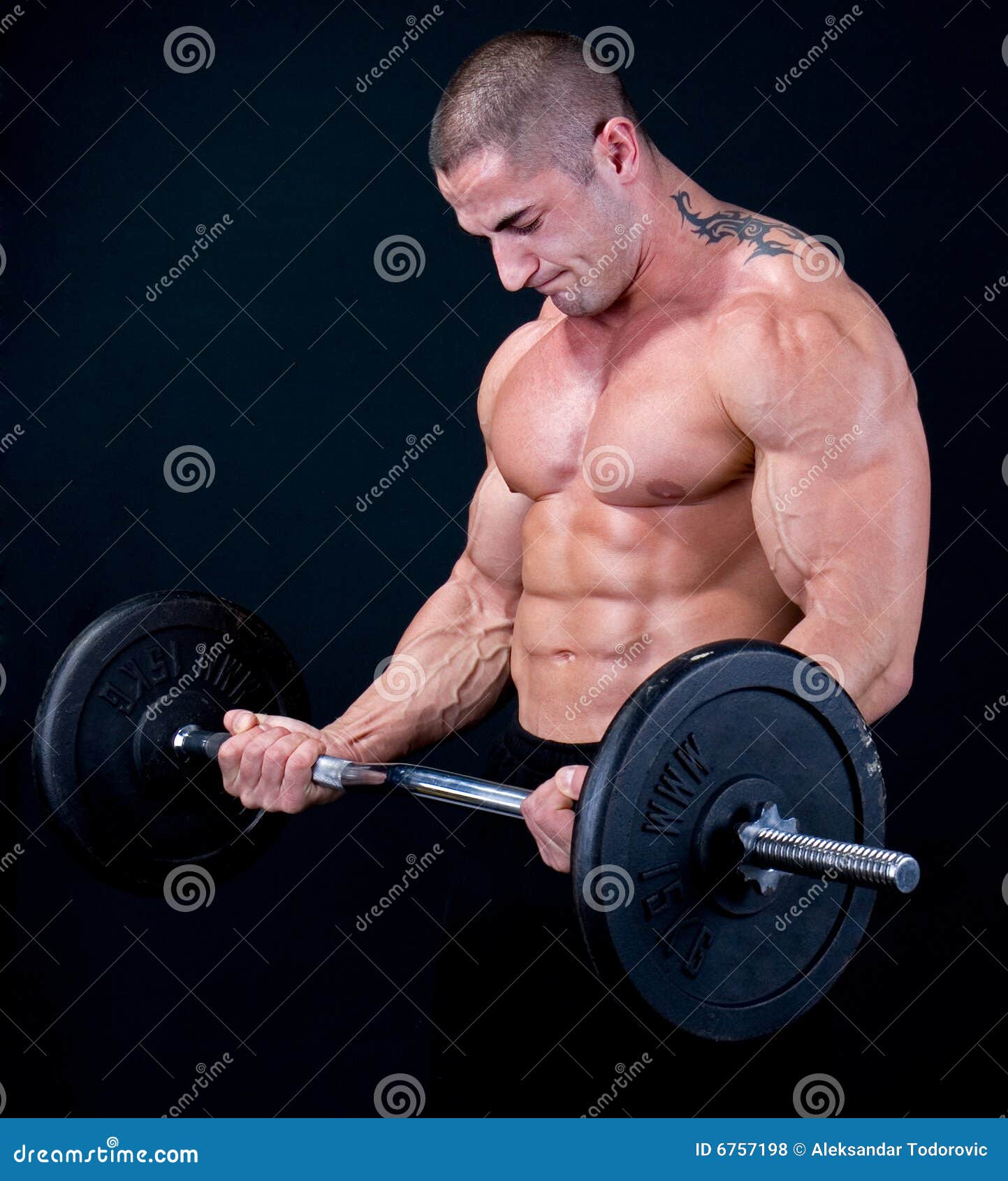 Uomo Con I Pesi Della Barra in Mani Fotografia Stock - Immagine di ...