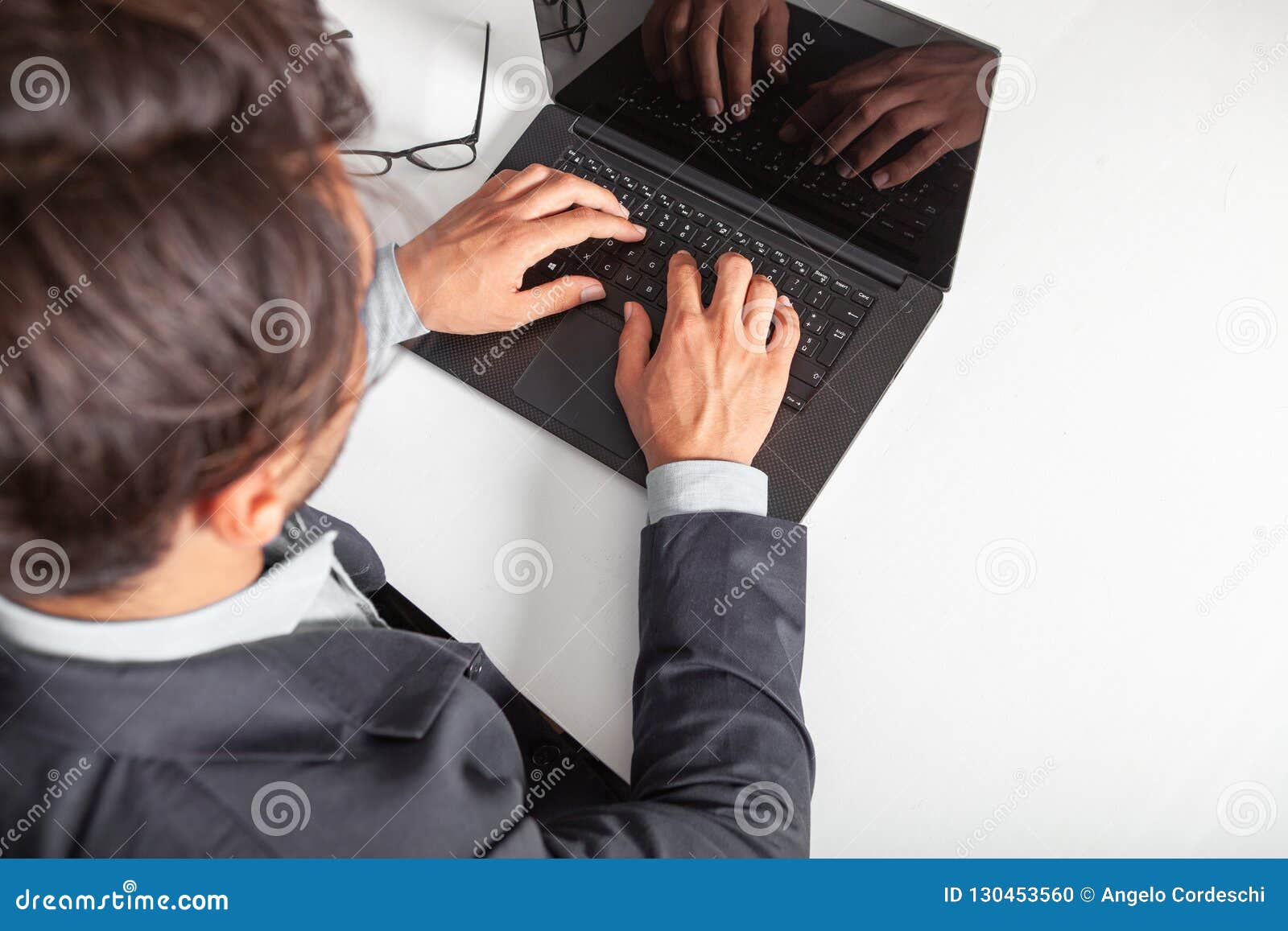 Uomo Con Il Computer Portatile Che Scrive Sulla Tastiera Sulla Tabella ...