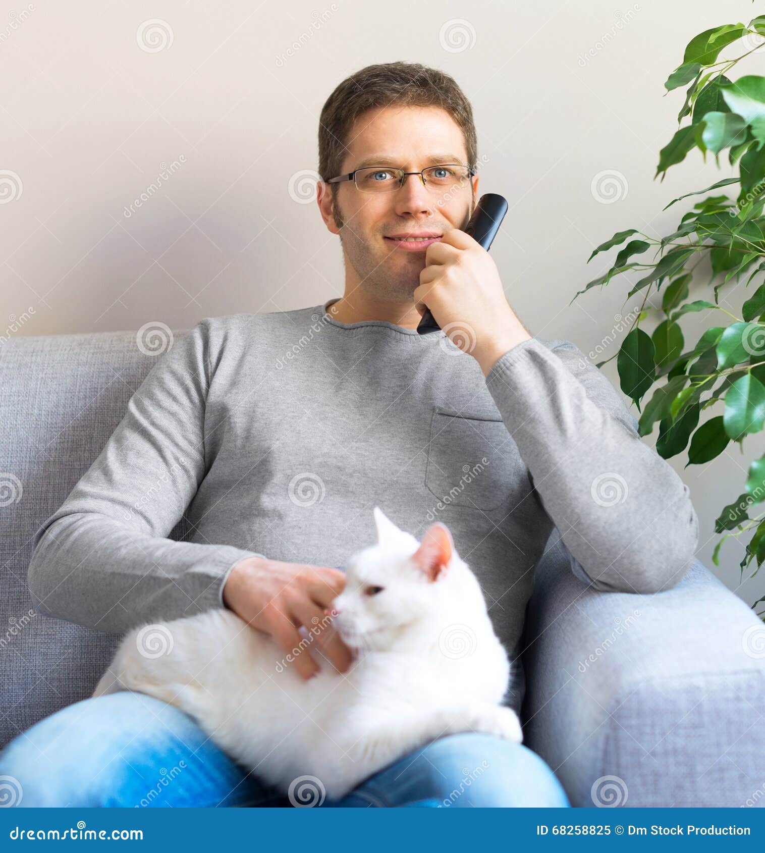 Uomo con il suo gatto immagine stock. Immagine di domestico - 68258825