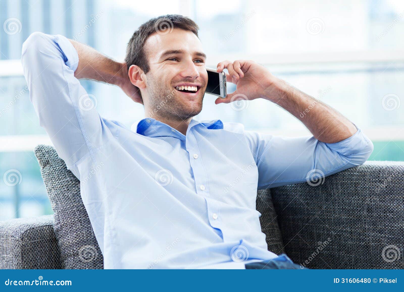 Uomo Con Il Telefono Cellulare Fotografia Stock - Immagine di moderno ...