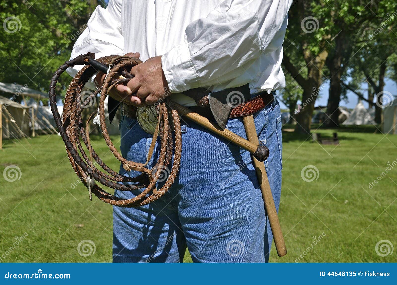 Uomo Con La Frusta E Lo Scure Immagine Stock - Immagine di nero, frusta ...