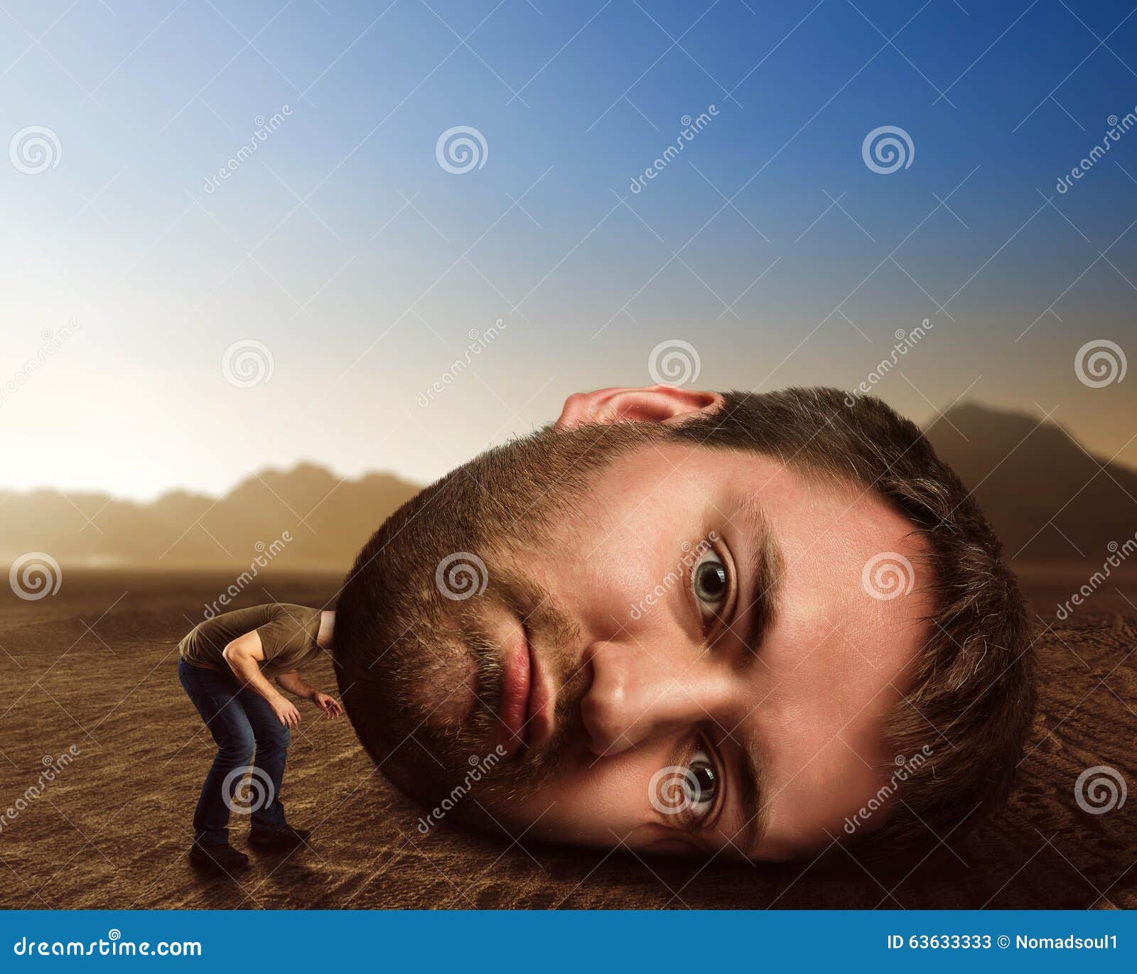 Uomo con la testa enorme immagine stock. Immagine di grande - 63633333