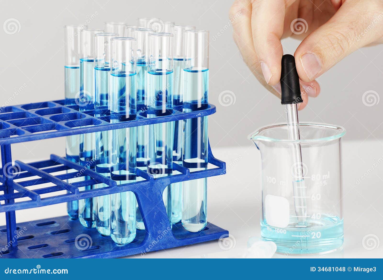 Uomo con le provette fotografia stock. Immagine di contenitore - 34681048