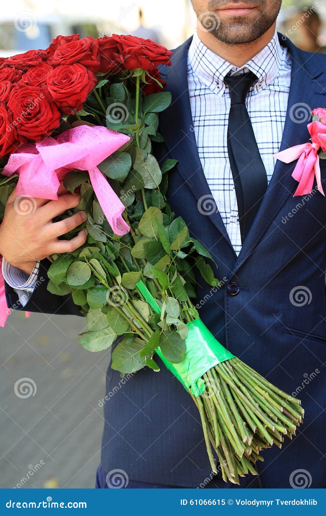 Uomo con le rose rosse immagine stock. Immagine di amore - 61066615