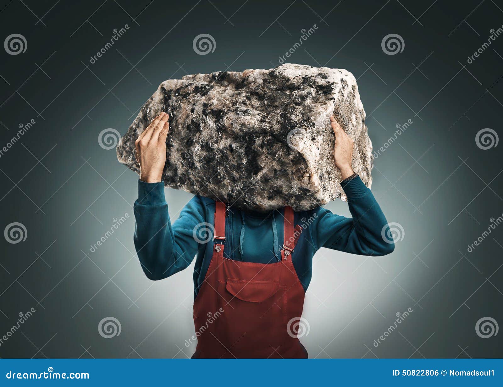 Uomo con una grande roccia fotografia stock. Immagine di carriera ...