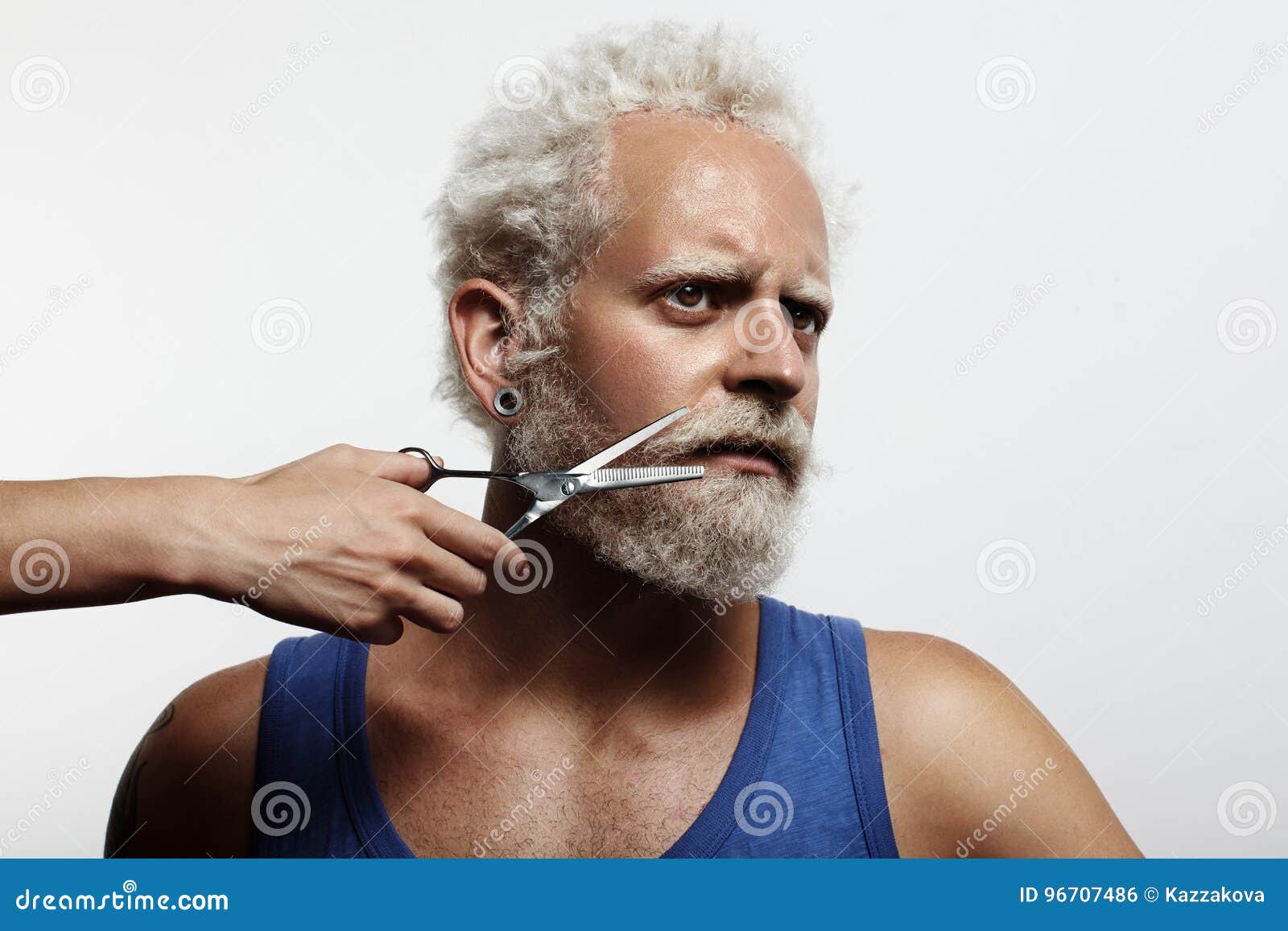 Uomo Con Una Mano Del ` S Della Donna, Tagliente La Sua Barba ... Uomo Con Una Mano Del ` S Della Donna, Tagliente La Sua Barba ...